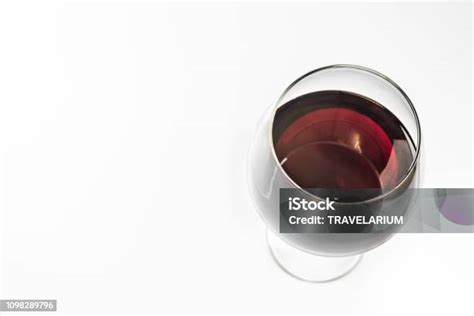 레드 와인 복사 공간 격리 유리 스페인어 에메랄드 높은 줄기와 잔에 와인 감소에 대한 스톡 사진 및 기타 이미지 감소 건강한 생활방식 구매 Istock