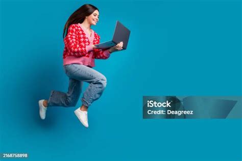 빠른 쾌활한 여자 옷을 입은 니트웨어 카디건 노트북을 들고 파란색 배경에 고립 된 빈 공간으로 달리는 전체 크기 사진 14 15 살에 대한 스톡 사진 및 기타 이미지