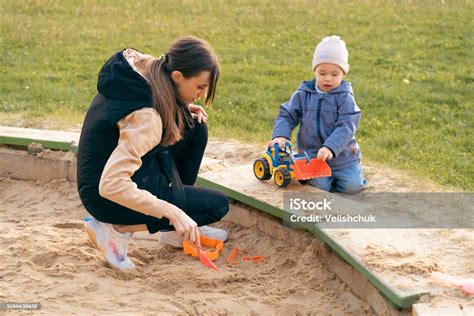 샌드 박스에서 노는 어머니와 아들 작은 건축업자 교육 상상력 목적성 개념 어린 시절의 부모 역할 기호 지원 2 3 살에 대한 스톡 사진 및 기타 이미지 Istock