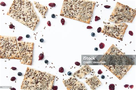 곡물 쿠키 신선한 블루 베리 말린 크랜베리와 흰색 배경 유용한 간식 적절한 영양 건강한 아침 식사 채식주의자를 위한 음식 갈색에 대한 스톡 사진 및 기타 이미지 Istock