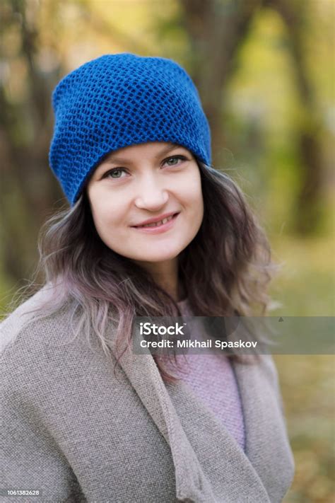가 나무와 단풍나무의 배경에 코트와 블루 모자 소녀 나뭇잎 10월에 대한 스톡 사진 및 기타 이미지 10월 9월 가을 Istock