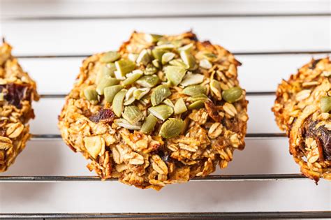 날짜와 오븐 그릴에 호박 씨앗 채식주의 오트밀 쿠키 매크로 건강 한 채식 음식 개념입니다 가을에 대한 스톡 사진 및 기타 이미지 Istock