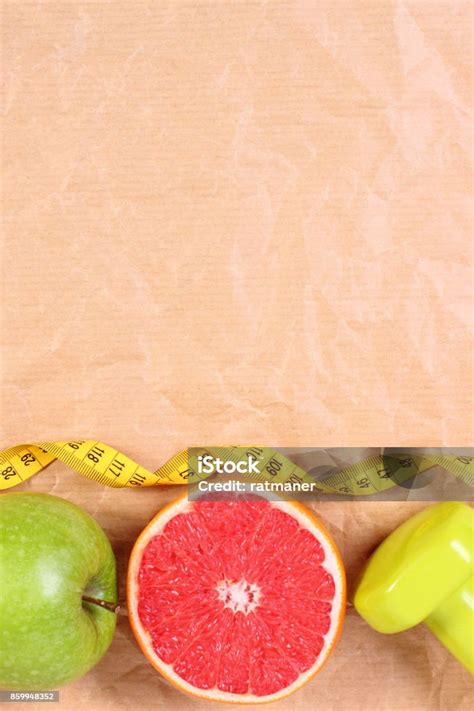 신선한 익은 과일 테이프 측정 피트 니스 건강 한 라이프 스타일 개념에 대 한 아령 건강한 생활방식에 대한 스톡 사진 및 기타 이미지 건강한 생활방식 건강한 식생활