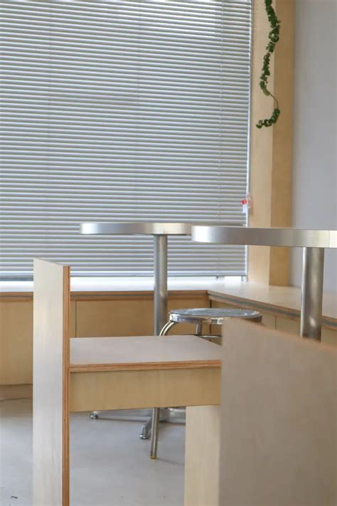 탁 트인 유리 통창으로 포인트를 준 화이트우드 모던 15평 카페 인테리어 인천 강화