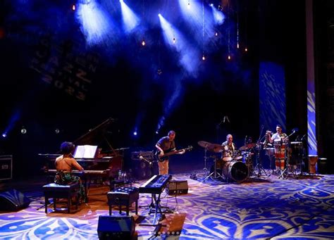 Ellas A Homenagem às Mulheres No Jazz Focando No Positivo