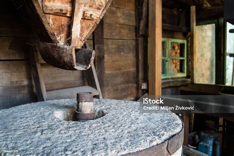 세르비아 의 집에서 맷돌 Quern 돌을 사용하여 밀가루로 밀이나 곡물을 분쇄하는 고대 의 석암 밀 Gristmill 밀가루에 대한 스톡 사진 및 기타 이미지 Istock
