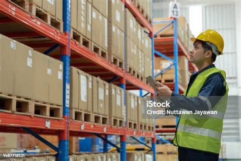아시아 남성 공장 관리자는 창고 또는 재고에서 상품을 검사하고 재고 제품을 확인합니다 운송 물류 사업 배송 고객에게 배송 검사 창고 저장 공장 공장 산업 건물에 대한 스톡