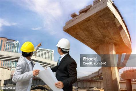 그의 손에 청사진을 들고 있는 경영진 컨설팅 인력과 향후 고속도로 교량의 진행 및 건설 계획에 대한 엔지니어들과 토론 토목기사에 대한 스톡 사진 및 기타 이미지 Istock