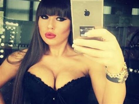 ექსკლუზივი ვინ არის ფლეიბოის მოდელის იდუმალი სატრფო 101 ვარდითა და რომანტიკული წერილებით 2 ფოტო