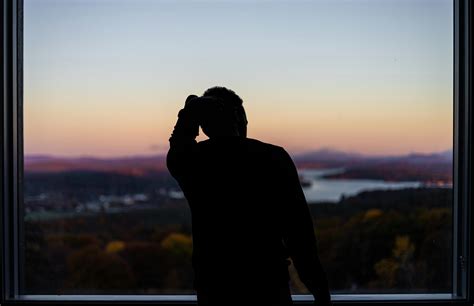 가을 가을 색 경치 경치가 좋은 고요한 그림자 목가적인 묵상 반사 사람 산 생각하는 수평선 숙고하다 실루엣 실루엣이 있는 인물 아름다운 야외