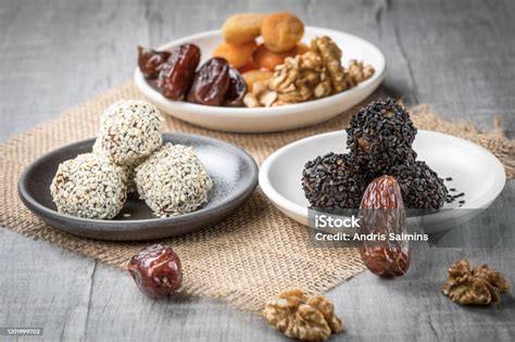 건강한 재료로 에너지 단백질 볼 말린 살구 대추야자 자두 아몬드 호두 해바라기 씨로 만든 코코아 파우더 참깨 코코넛 플레이크 0