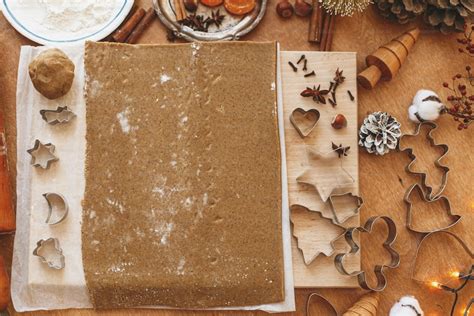 진저 브레드 쿠키 납작하게 만들기 크리스마스 강림 생 진저 브레드 반죽 금속 절단기 밀가루 나무 롤링 핀 향신료 오렌지 소박한 테이블에 축제 장식 휴일 전통
