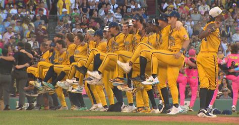 Savannah Bananas Players Say Its Unreal To Play Sold Out Game At Fenway Park Cbs Boston