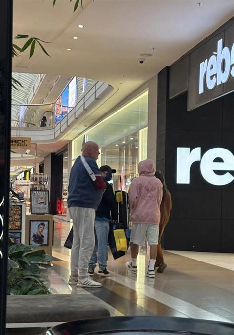 周杰伦墨尔本街头被偶遇，大学生打扮超年轻，瘦身变化惊呆粉丝？