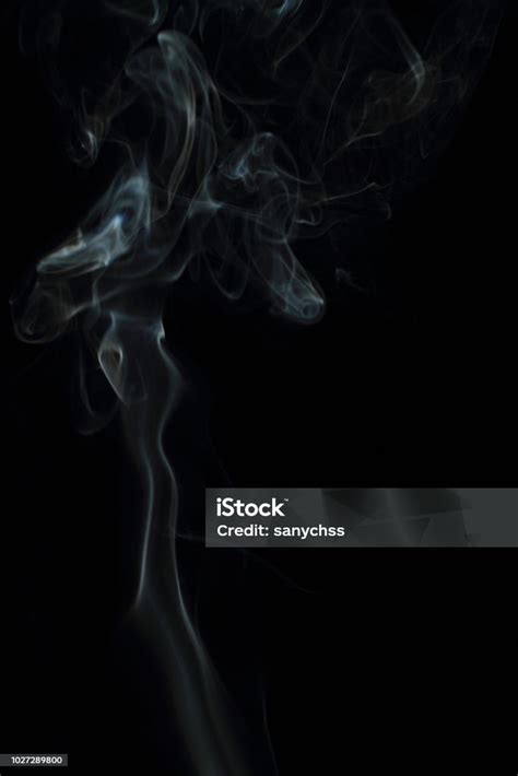 검은 배경에 흰색 연기 텍스처 검은색에 대한 스톡 사진 및 기타 이미지 검은색 곡선 그을음 Istock