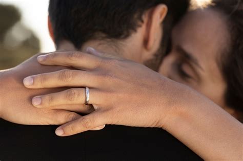 Пара празднует помолвку вместе Бесплатно Фото