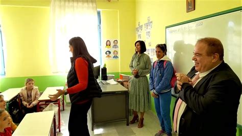 Κυκλαδιτης γρ Η υπουργος Παιδειας Νικη Κεραμεως στο 2ο Δημ Σχολειο Ναξου Youtube