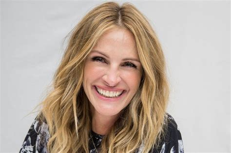 Julia Roberts Fans No Longer The “hottie” From The Movie Paparazzi