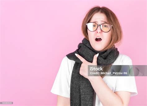 차갑고 화가 난 소녀가 안경을 쓰고 스카프에 싸여 빈 공간에서 손가락을 가리키며 흰색 배경으로 사진을 찍었습니다 20 24세에 대한 스톡 사진 및 기타 이미지 Istock