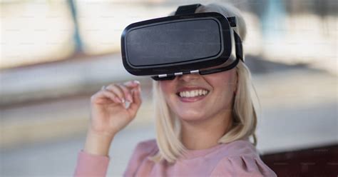 가상 세계 Vr 헬멧을 쓴 젊은 여자 버스 정류장에 여자 사진 Unsplash의 기술 이미지