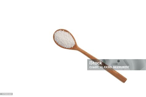 흰색 배경에 격리된 나무 숟가락에 있는 나트륨 벤조에이트 벤조산의 나트륨 염 방부제로 사용되는 식품 첨가물 E211 백색 결정 성 분말 화학식 C6h5coona 가루로