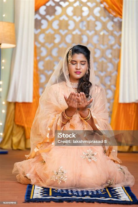 집에서 라마단 축제 기간 동안 나마즈나 살라를 하며 기도하는 인도 무슬림 여성의 수직 샷 인도 문화 민족 의상 및 종교 예배의 개념 30 39세에 대한 스톡 사진 및 기타