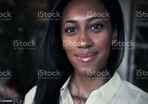 미소 짓는 아름다운 젊은 아프리카 계 미국인 여성의 초상화 라이프스타일 컨셉 건강한 생활방식에 대한 스톡 사진 및 기타 이미지 건강한 생활방식 곱슬 머리 눈 신체