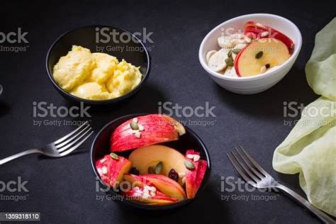 신선한 육즙 달콤한 사과 건포도 씨앗과 크림 샐러드로 바나나 의 조각을 포함하는 그릇 최고 전망 다이어트 아침 식사의 클로즈업