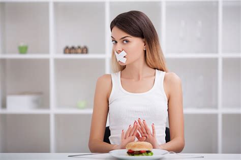 다이어트입니다 건강 하 고 건강에 해로운 영양의 개념입니다 모델 플러스 크기 패스트 푸드와 햄버거를 거부 하 여 건강에 좋은