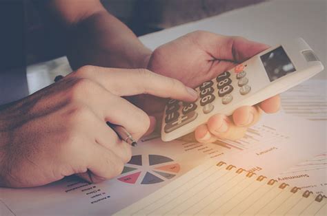 비즈니스 개념 맨 손으로 계산기를 사용 하 여 및 쓰기 가까이 적어와 사무실에서 계산 가계에 대한 스톡 사진 및 기타 이미지 가계 검사 보기 경제 Istock