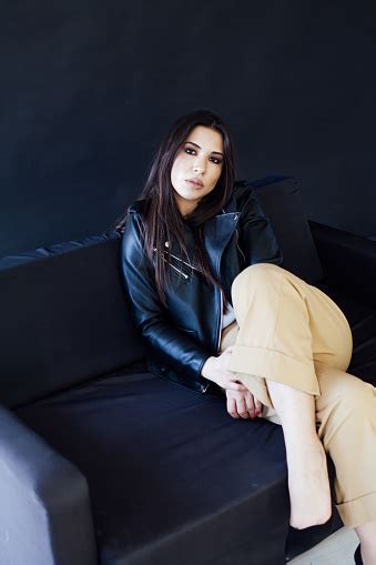 Красивая Модная Азиатская Брюнетка Женщина В Домашней Одежде — стоковые фотографии и другие