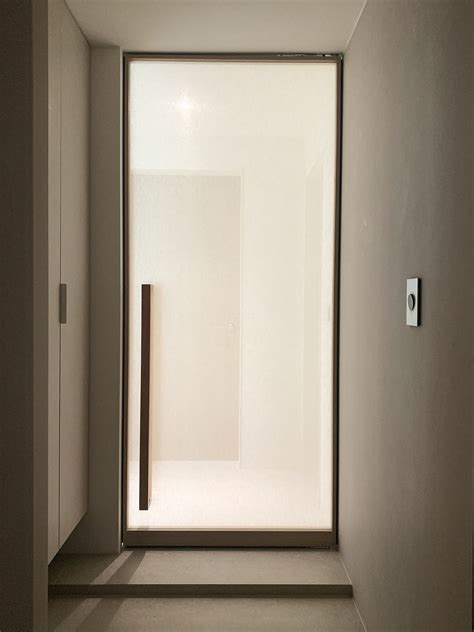 주이노핸즈 한지의 부드러운 질감이 특별한 무드를 더해주는 한지접합유리 현관중문 🤎 ∙ Door Type 슬라이딩상부구동 ∙ Color 지정 우드 필름