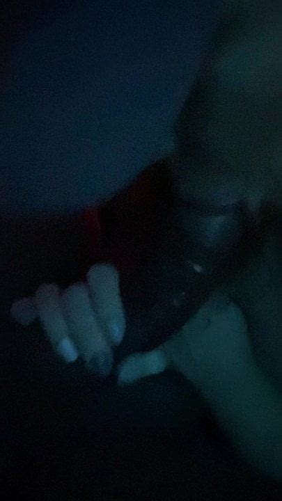 그녀는 나를 눕히고 내 흑인 대물 자지를 숭배하는 걸 좋아해 xHamster