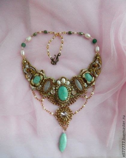 колье из камней и бисера Тюильри Весна