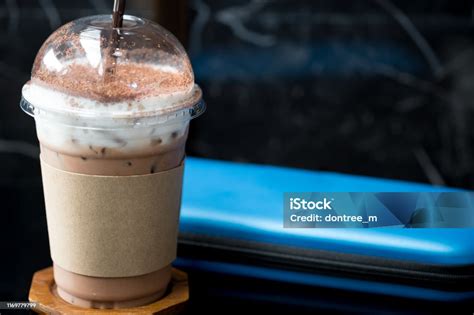 테이블에 테이크 아웃 컵에 거품 우유와 아이스 커피 모카 가방에 대한 스톡 사진 및 기타 이미지 가방 각얼음 갈색 Istock