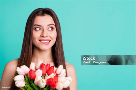 클로즈업 사진 아름 다운 놀라운 그녀는 그녀의 여자는 빈 공간을 궁금해 손 팔 신선한 꽃 화이트 레드 튤립 기념일 착용 캐주얼 오렌지 탱크 탑 고립 된 밝은 청록 청록색