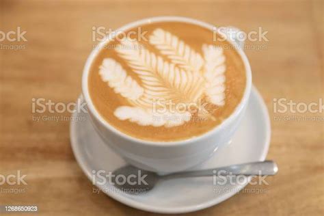 커피숍의 장작 테이블에 우유로 만든 카푸치노 또는 라떼 아트 커피 0명에 대한 스톡 사진 및 기타 이미지 0명 구이 다중 노출 Istock