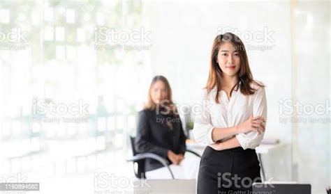 현대 사무실에서 접힌 팔로 서서 친절한 미소로 카메라를 바라보는 행복한 자신감 있는 사업가 공간을 복사합니다 서 있기에 대한 스톡 사진 및 기타 이미지 Istock