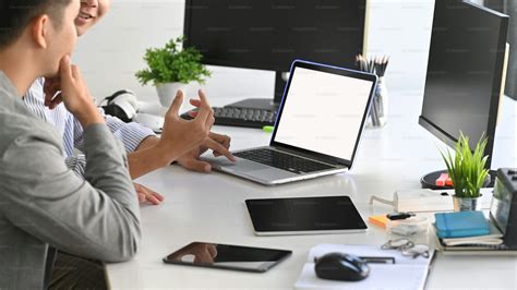 개발자 작업 공간과 빈 화면 모형 노트북과 만나는 자른 샷 프로그래머 사진 Unsplash의 사무실 이미지