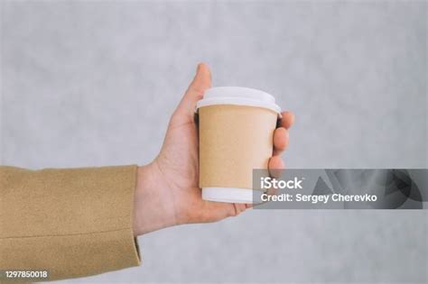 한 남자가 가벼운 배경에서 커피와 차를 위한 종이 컵을 모형으로 들고 있습니다 구이에 대한 스톡 사진 및 기타 이미지 구이 남자 남자들만 Istock