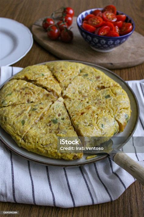 스페인 토르티야 감자 오믈렛 탑 뷰 양파 계란과 감자로 만든 슬라이스 라운드 오믈렛 도금되고 봉사 할 준비가되어 있습니다 감자 요리에 대한 스톡 사진 및 기타 이미지
