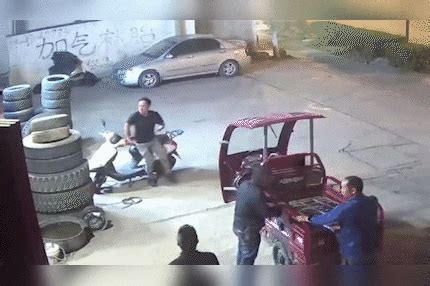 云南地震瞬间众人都往外跑 男子逆行冲进屋救出小孩 众人 地震 男子