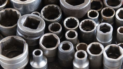 차고 벽 렌치 편리한 산업 도구 정비공 장에서 오래 된 렌치 오토바이 자동차를 해결 하기 위해 자동차 정비공 사용을 위한 편리한