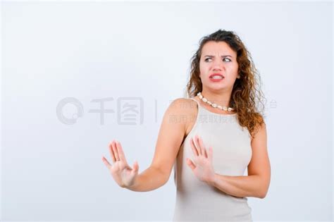 白色高清图片 愤怒的小女孩向左看，双手在白色背景上做出停止手势 人像图片免费下载格式编号51291300 千图网