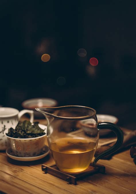 무료 이미지 표 흐림 목재 차 유리 어두운 컵 식품 음주 아침 식사 얼굴 조명 식기류 닫다 카페인