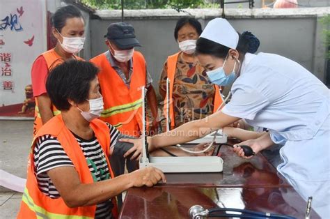 河北邯郸：关爱环卫工 义诊暖人心 人民图片网