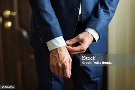 사업 착용 재킷 남성 손 근접 촬영 결혼식 하기 전에 아침에 준비 하는 신랑 개념에 대한 스톡 사진 및 기타 이미지 개념 개념과 주제 검은색 Istock