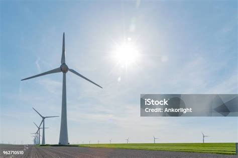 바람 터빈 회전 하 고 네덜란드 암스테르담 인근 알 메 르에 맑은 푸른 하늘 아래 녹색 Carbone 발자국 무료 전기를 생성