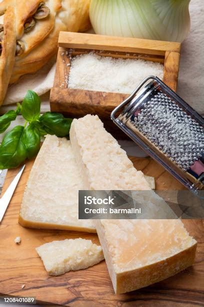 오리지널 이탈리안 치즈 숙성 된 파르메산 젖소 우유 치즈 조각 및 강판 파르미지아노 레지아노 0명에 대한 스톡 사진 및 기타 이미지 Istock