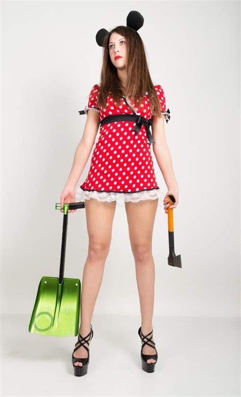 Busty красивая маленькая девочка в коротком платье с точками польки медведь в одной руке и